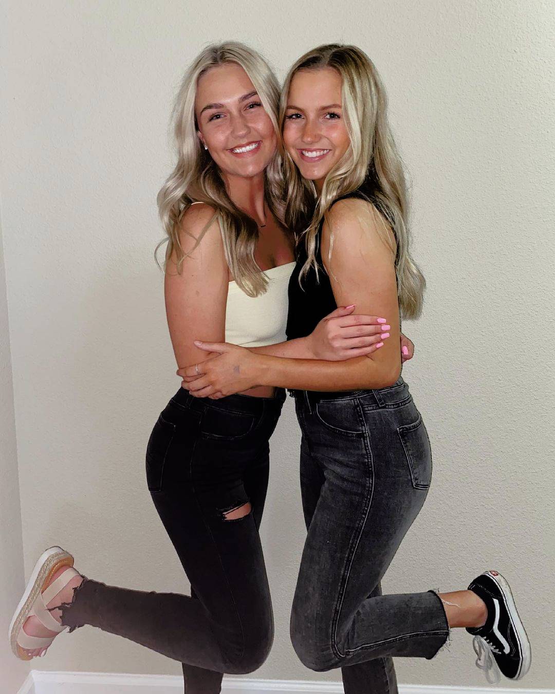 Blonde Flamingos | Scrolller