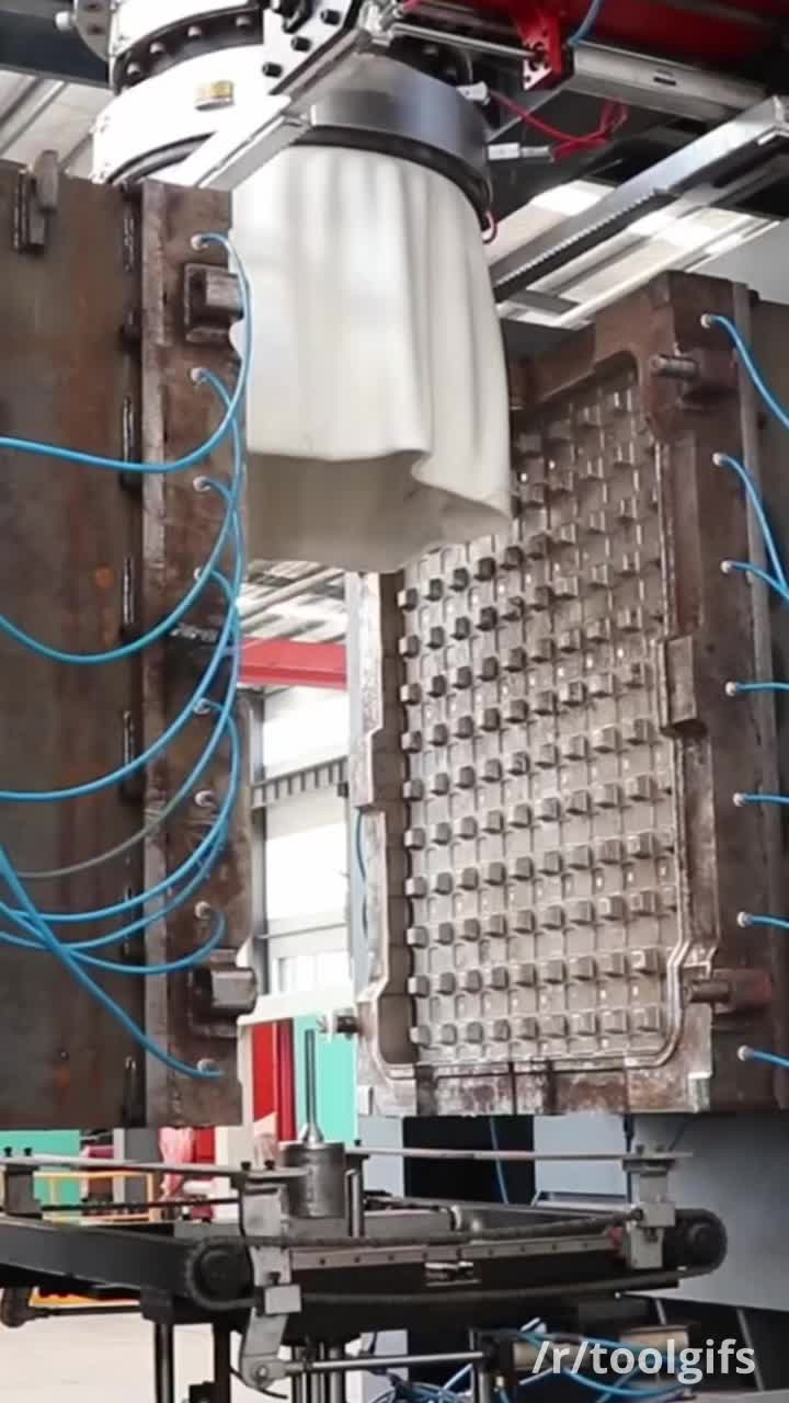 Blow molding plastic pallets | Scrolller