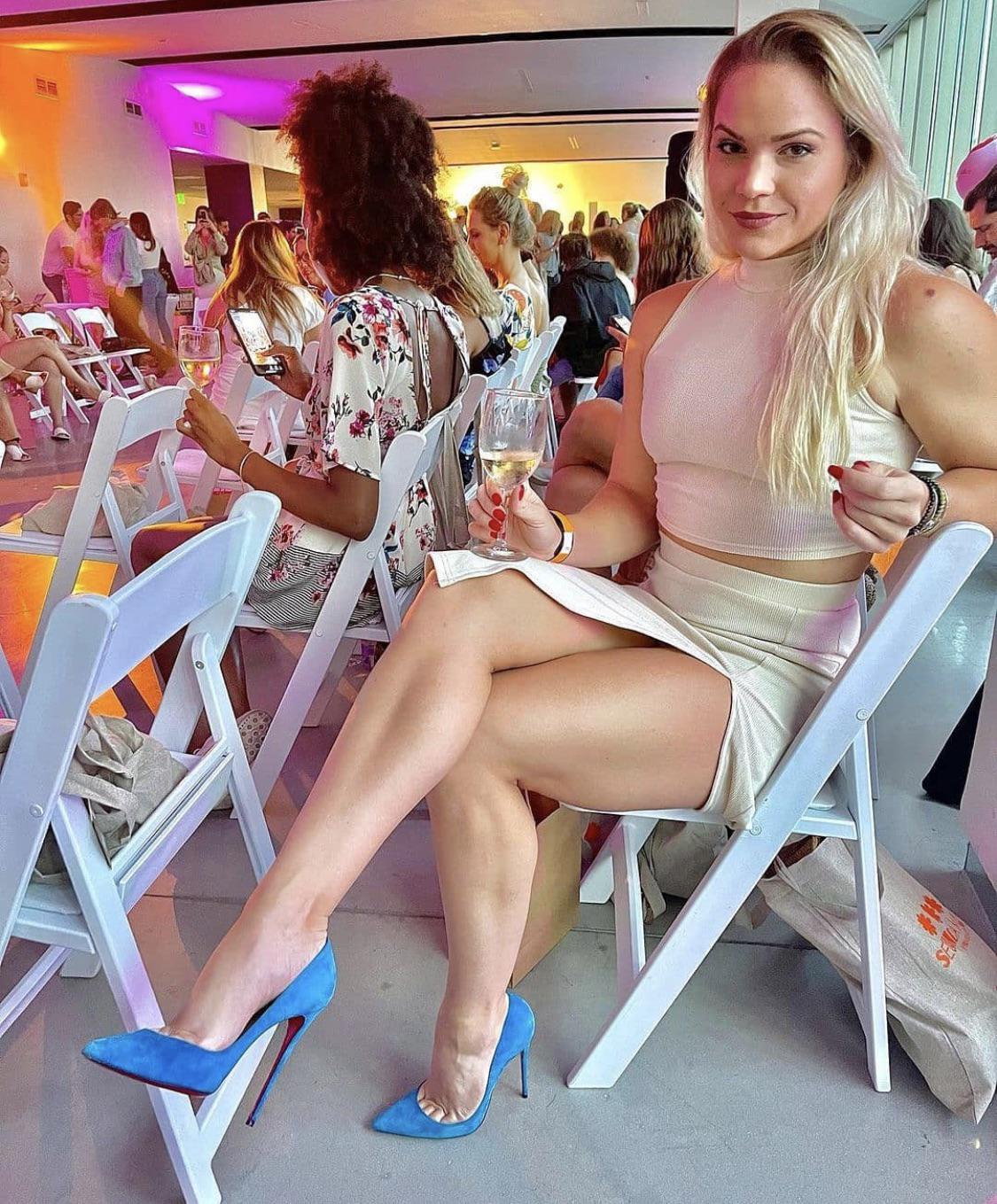 Blue heels and toe cleavage | Scrolller