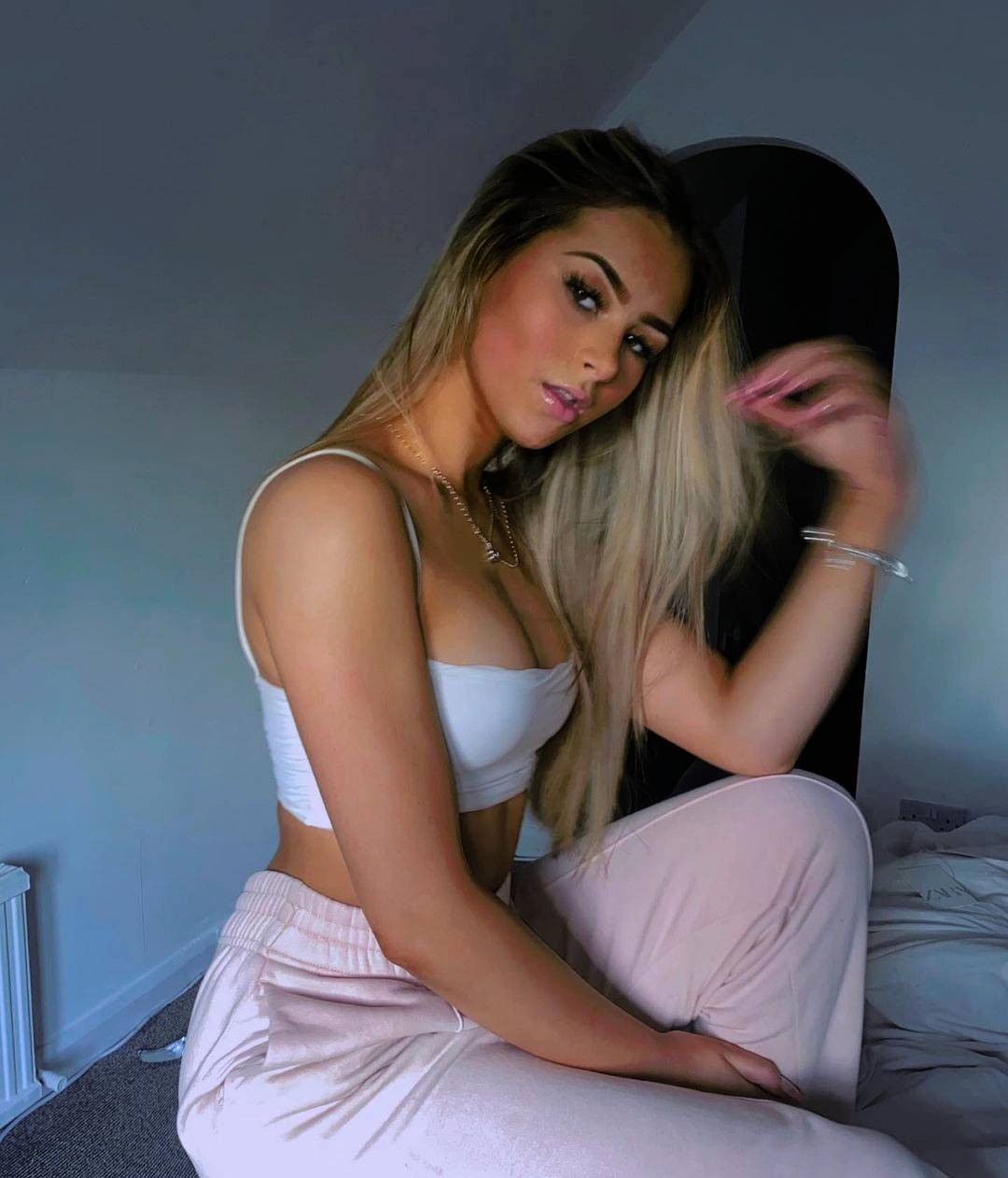 Blurry hand | Scrolller