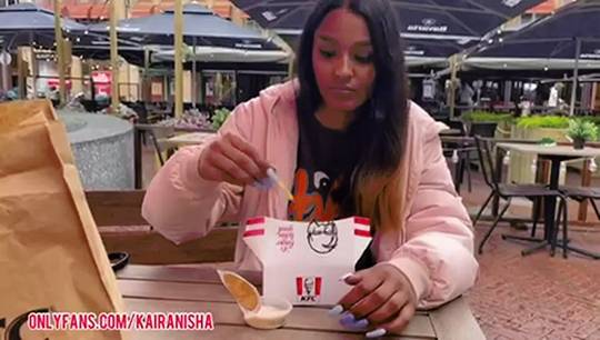 Boobflash at KFC | Scrolller