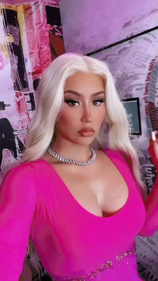 Booty in Tight Pink Outfit | Scrolller