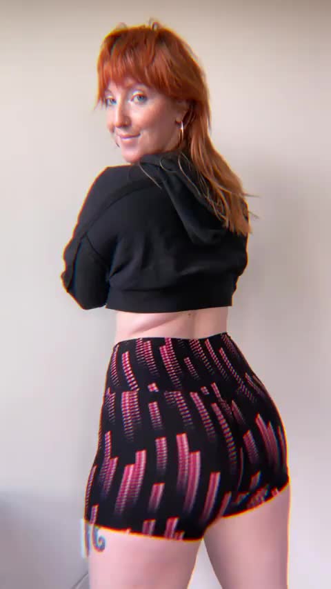 Booty loading… | Scrolller