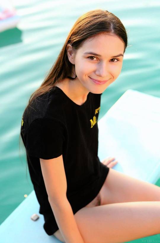 Bottomless With A Smiel Scrolller