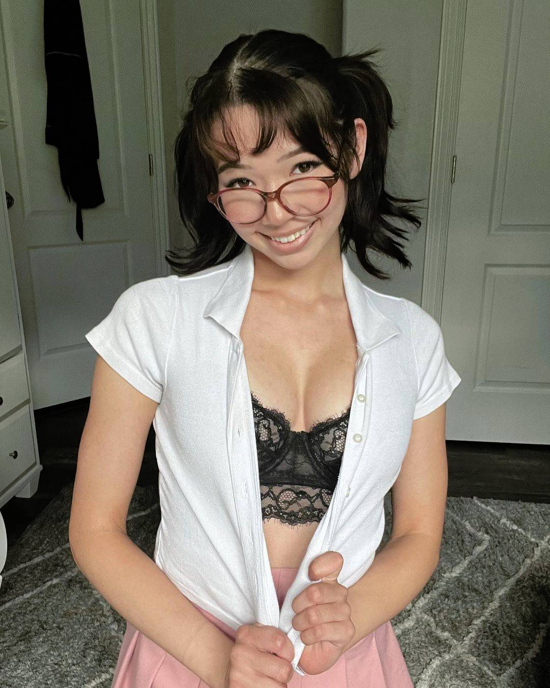 Bra tease | Scrolller