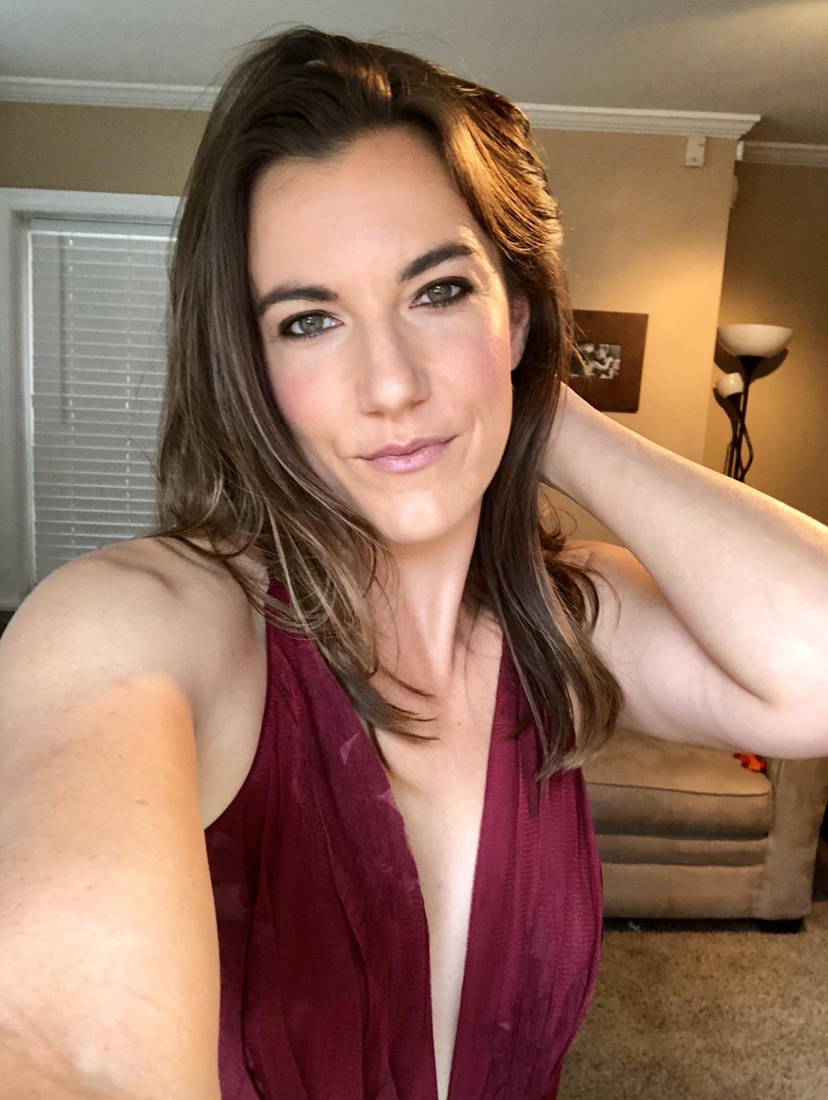 Braless for date night. 39F | Scrolller