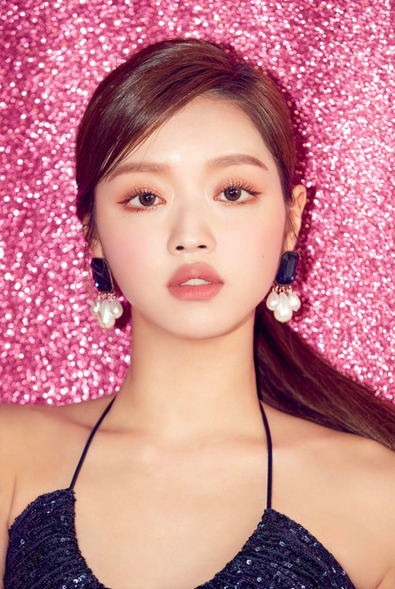 Bunch of guys spreading her lipstick all over their cocks | Scrolller