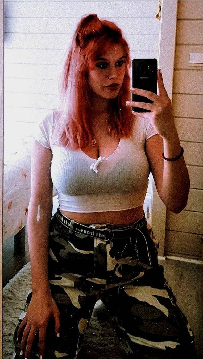 Busty alt camo girl | Scrolller