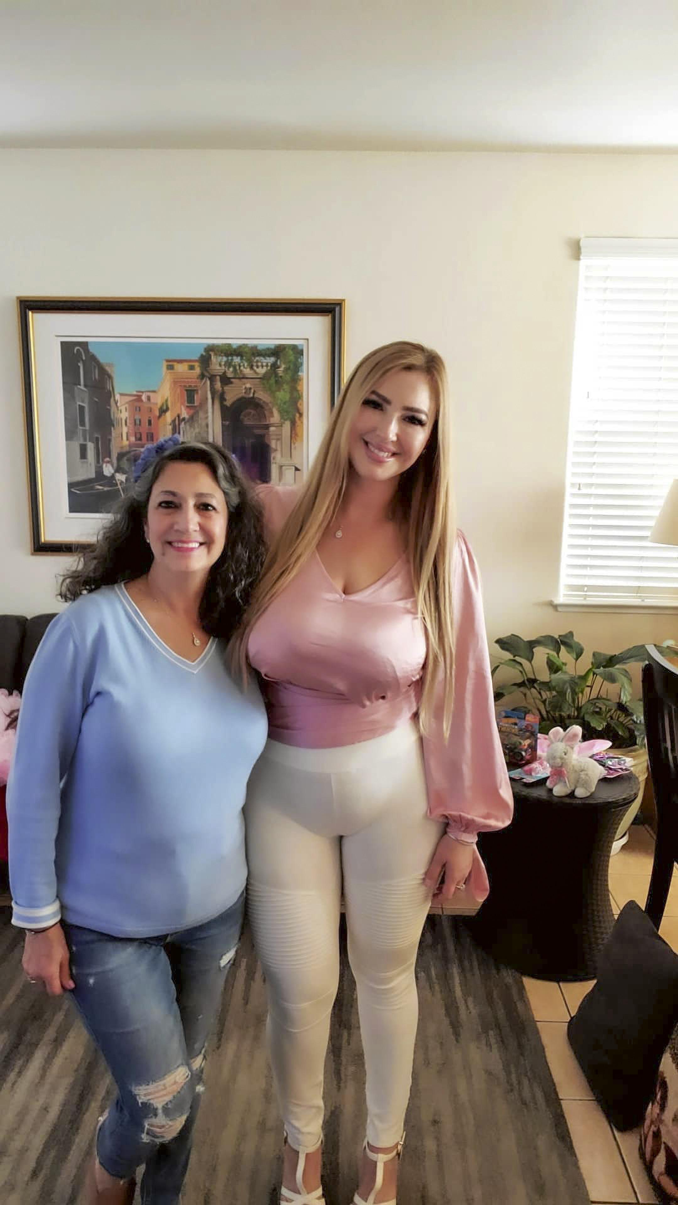 Busty Babes | Scrolller