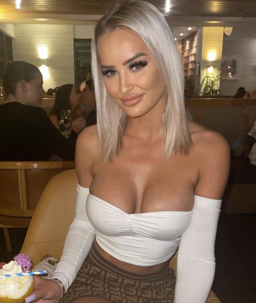 Busty blonde | Scrolller