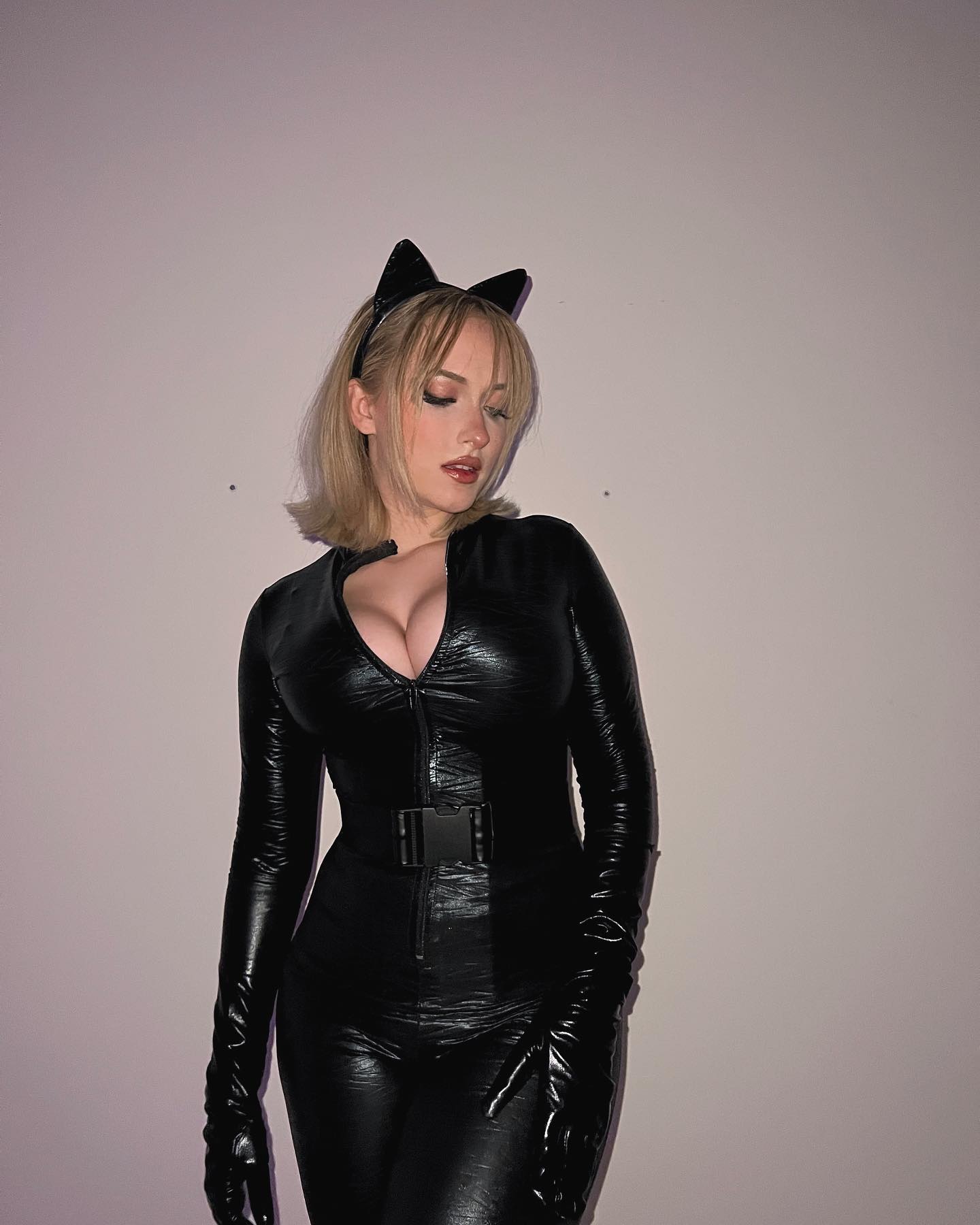 busty catwoman | Scrolller