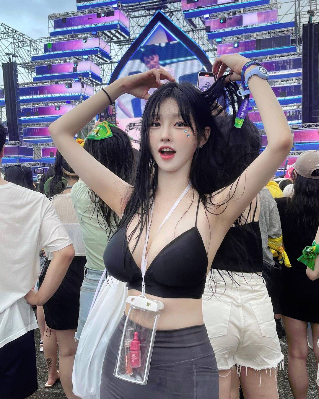 Busty festival girl | Scrolller