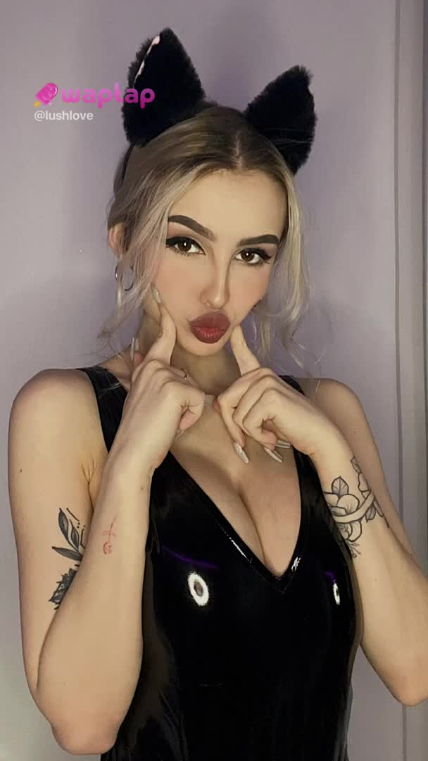 Busty petite | Scrolller