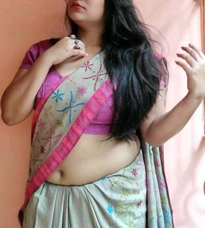 But Mom you don't have to show ur wide hip and deep navel for whatsapp DP 🙄🙄 | Scrolller