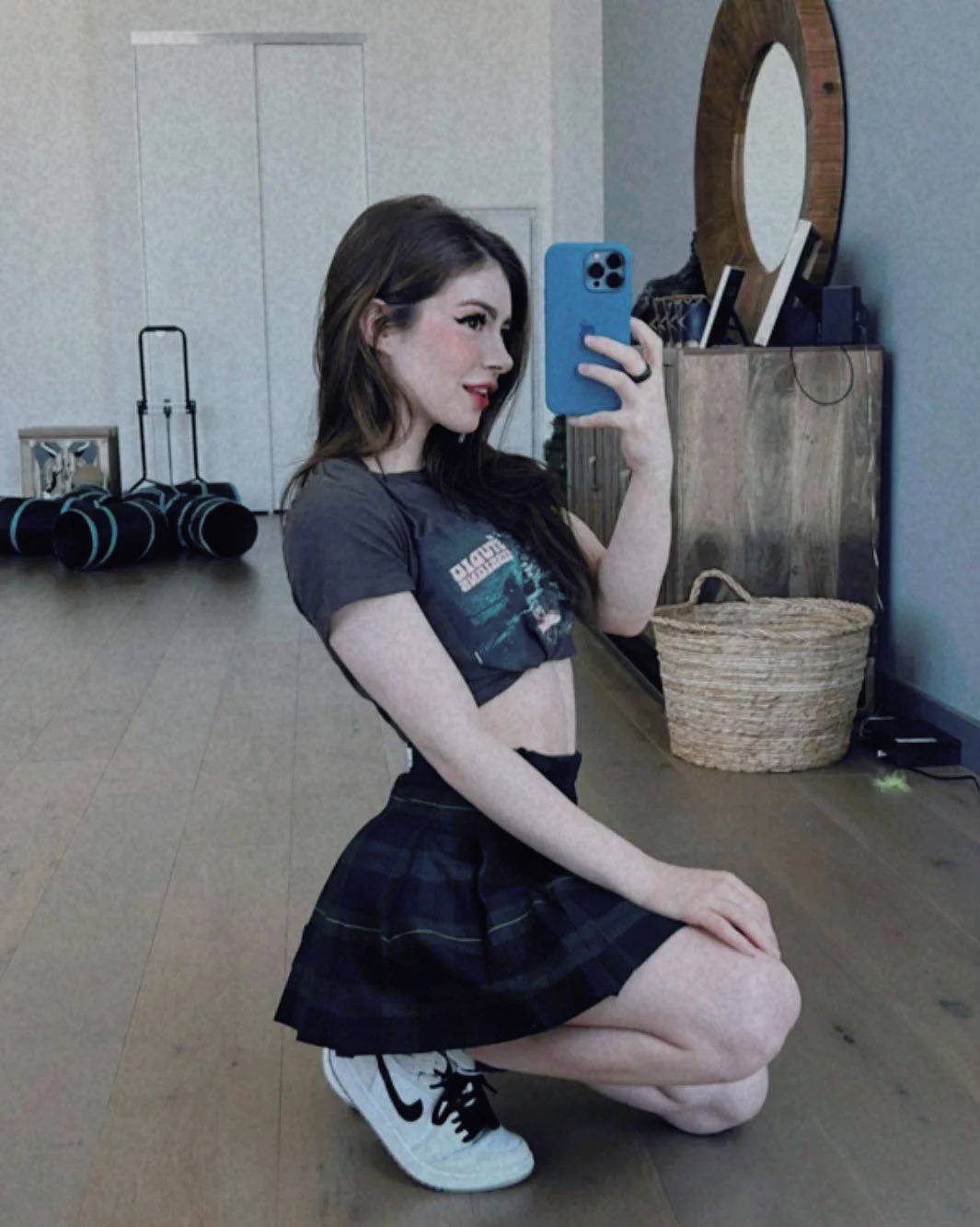 can someone feed me her pics? | Scrolller