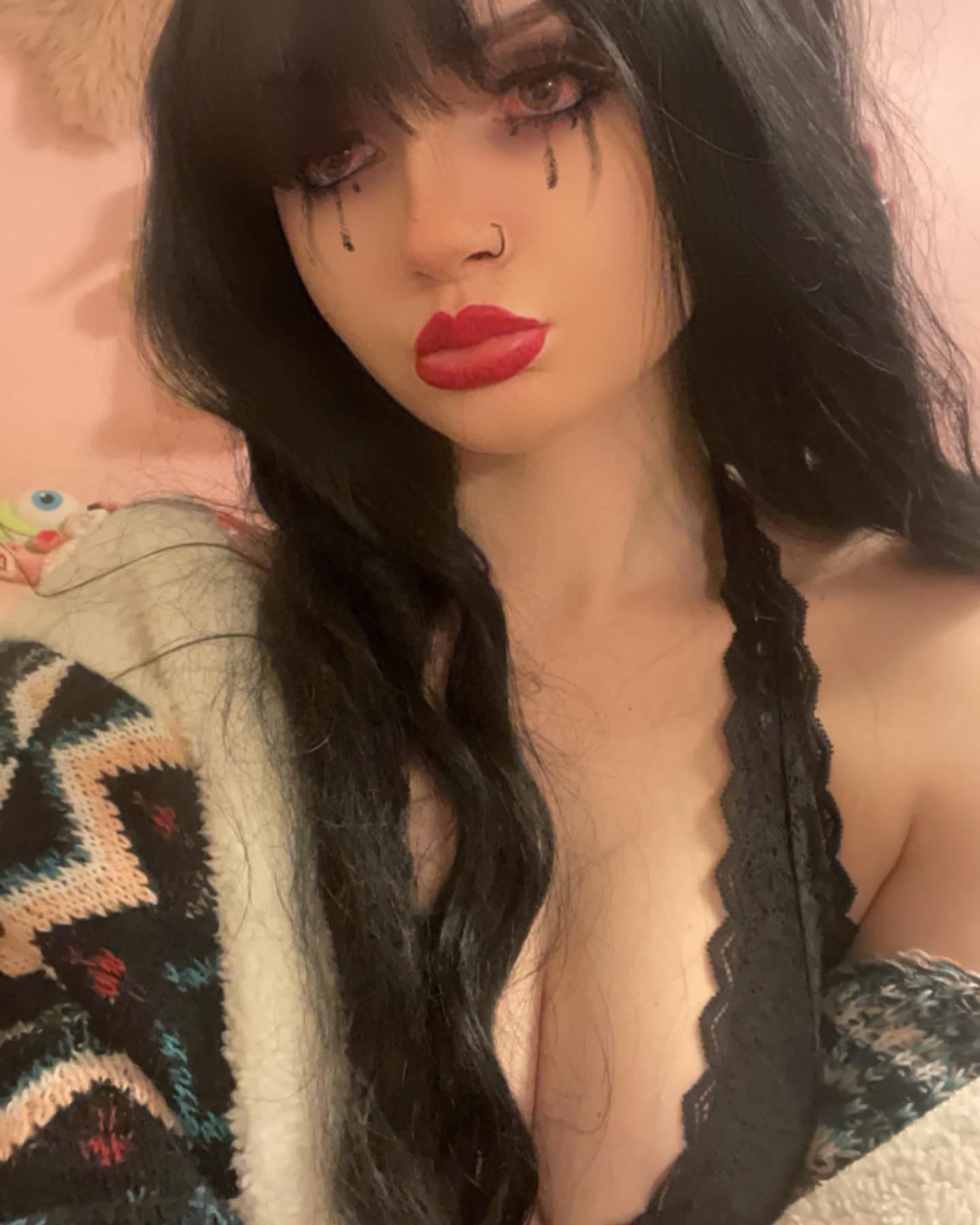 Can you ruin my lipstick for me too? Choking makes me tear up 😋 | Scrolller