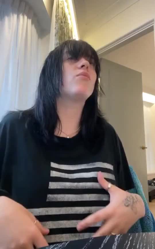 Can't hide those in an oversized tee | Scrolller