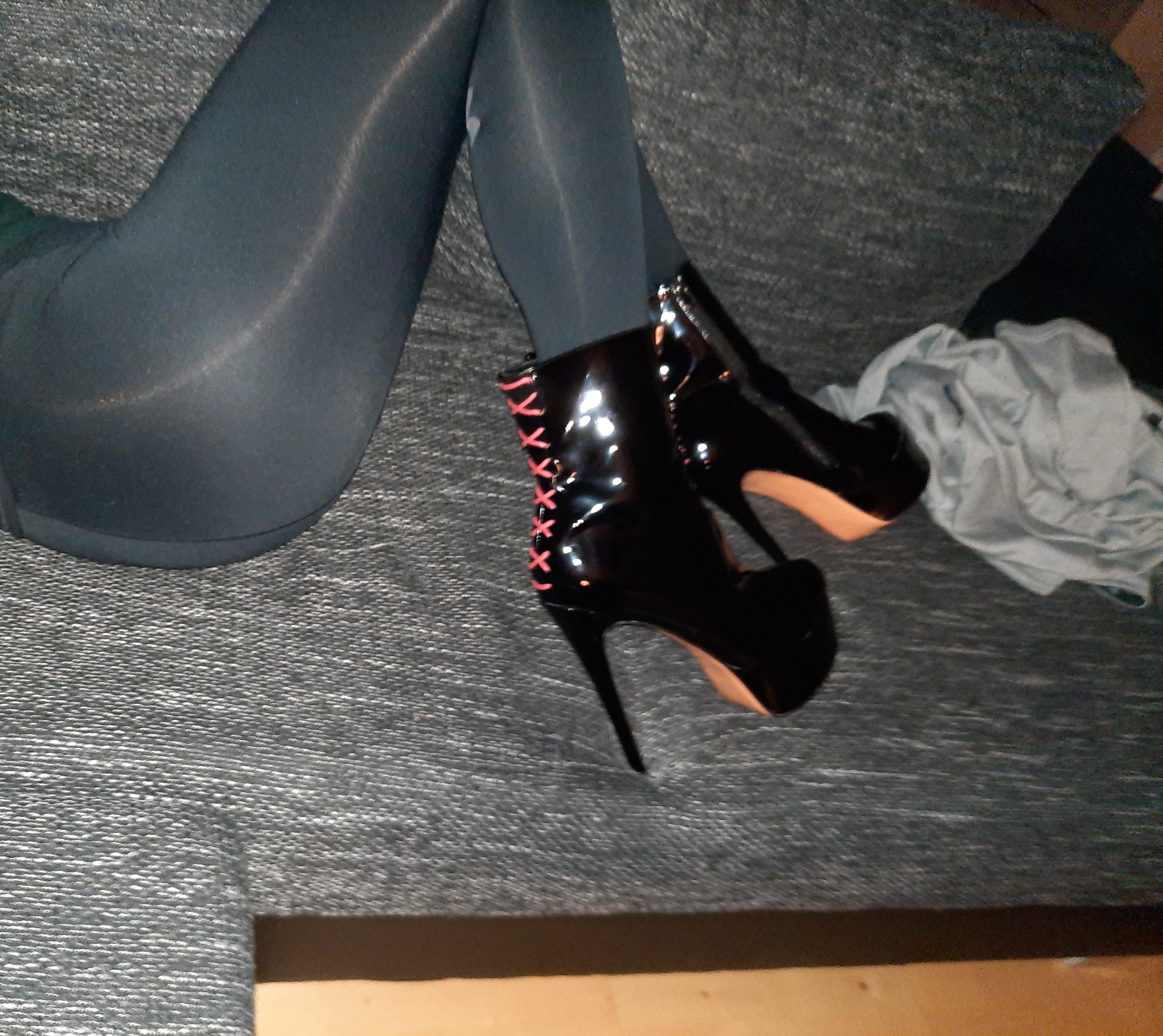 Caption me please | Scrolller