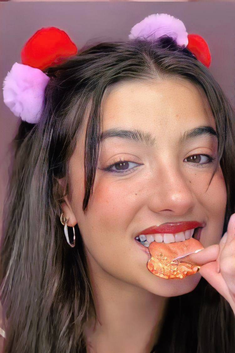 Charli Eating Hot Chip TikTok Rare🤔 | Scrolller