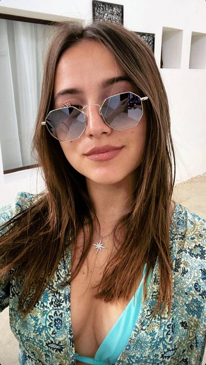 Charlotte Siine | Scrolller