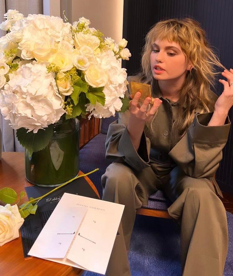 Checking herself out at the Louvre | Scrolller