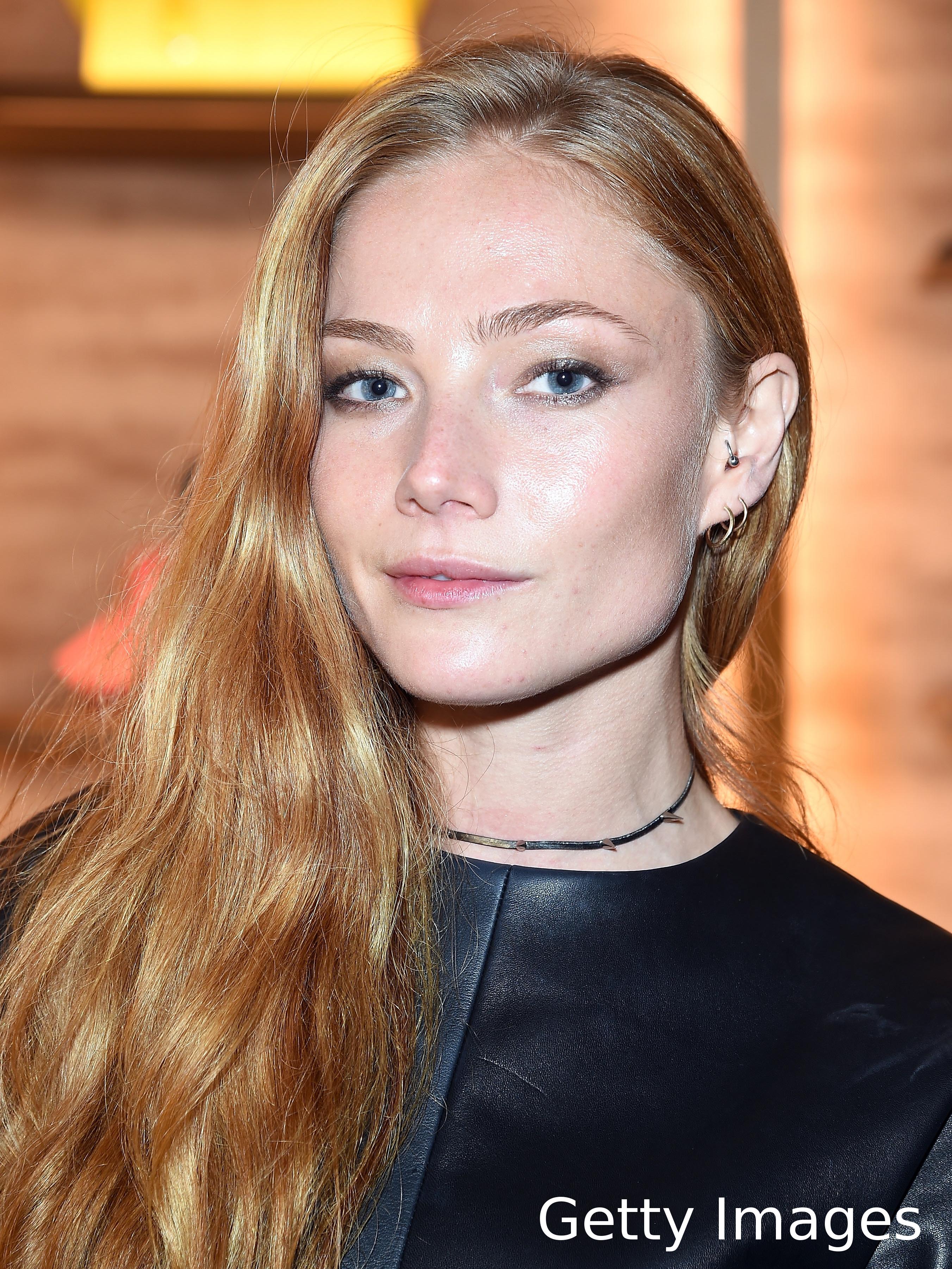 Clara Paget Scrolller