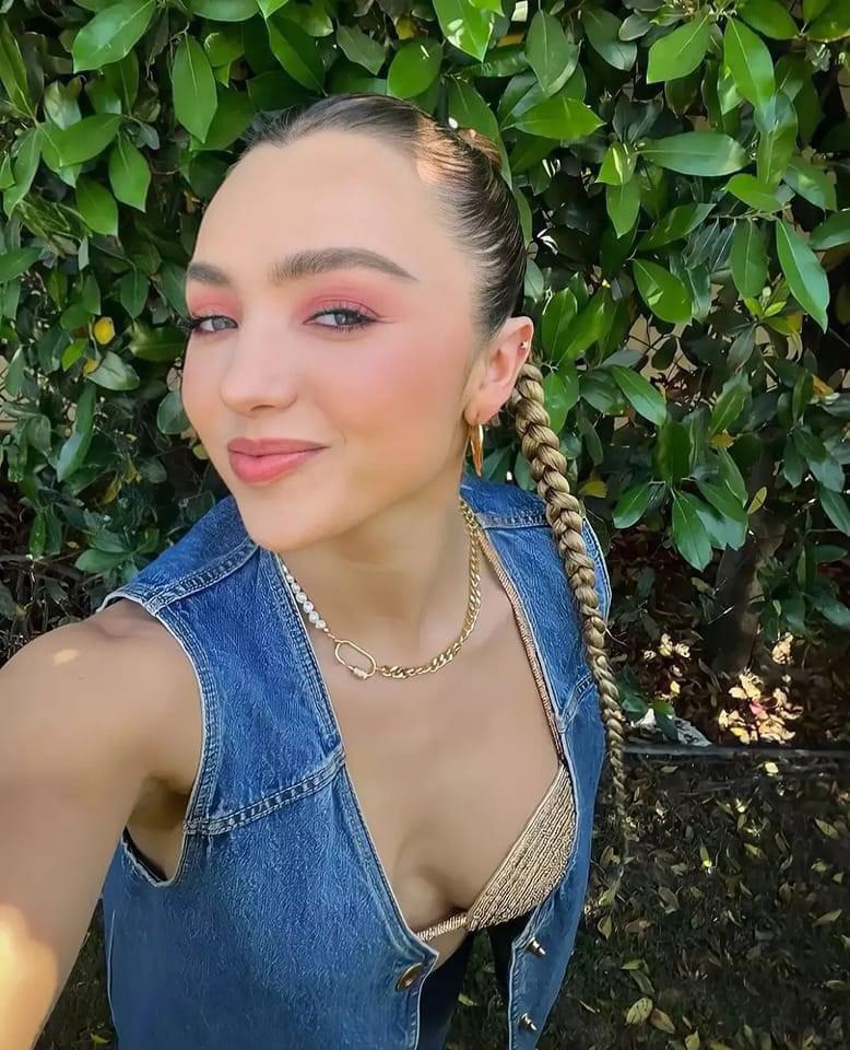 Cleavage | Scrolller