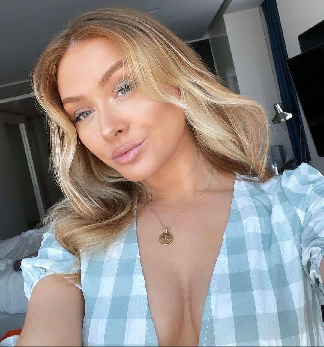 Cleavage | Scrolller