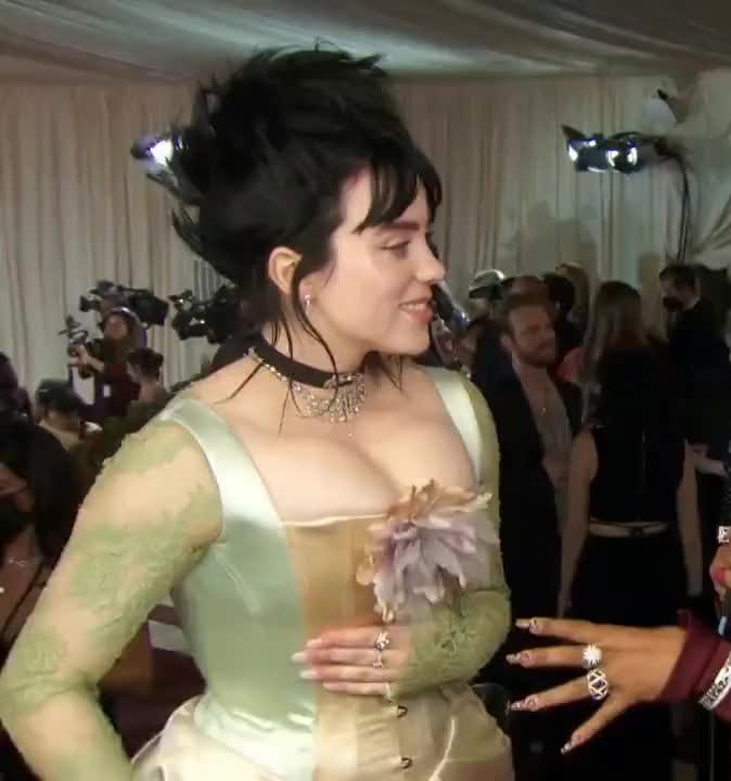 Cleavage at the Met Gala | Scrolller