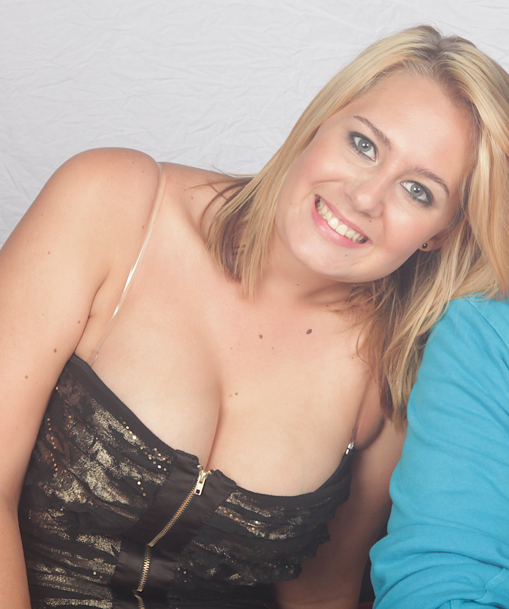 Cleavage with zipper | Scrolller