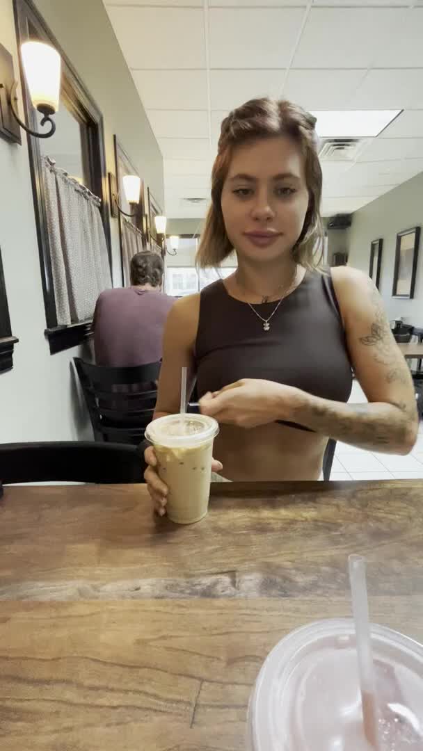 Making the waiter’s jaw drop :P | Scrolller