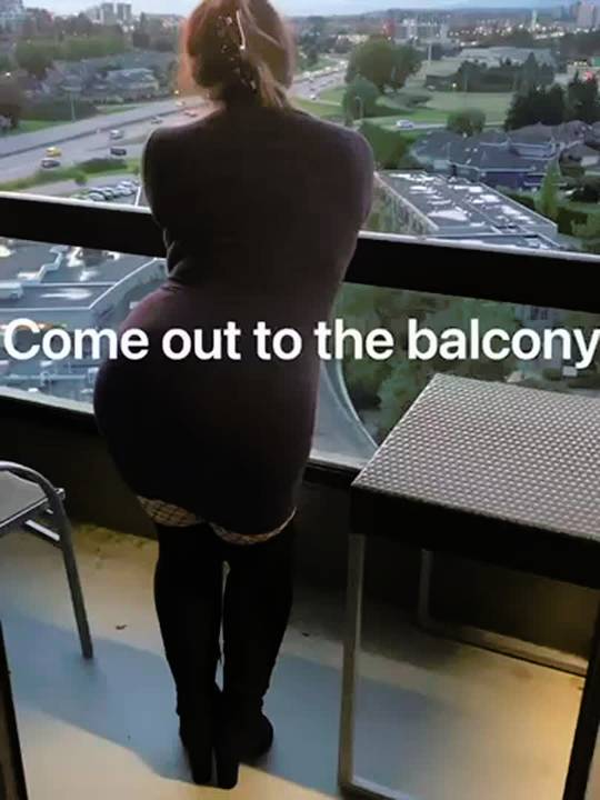 Come out to the balcony. | Scrolller