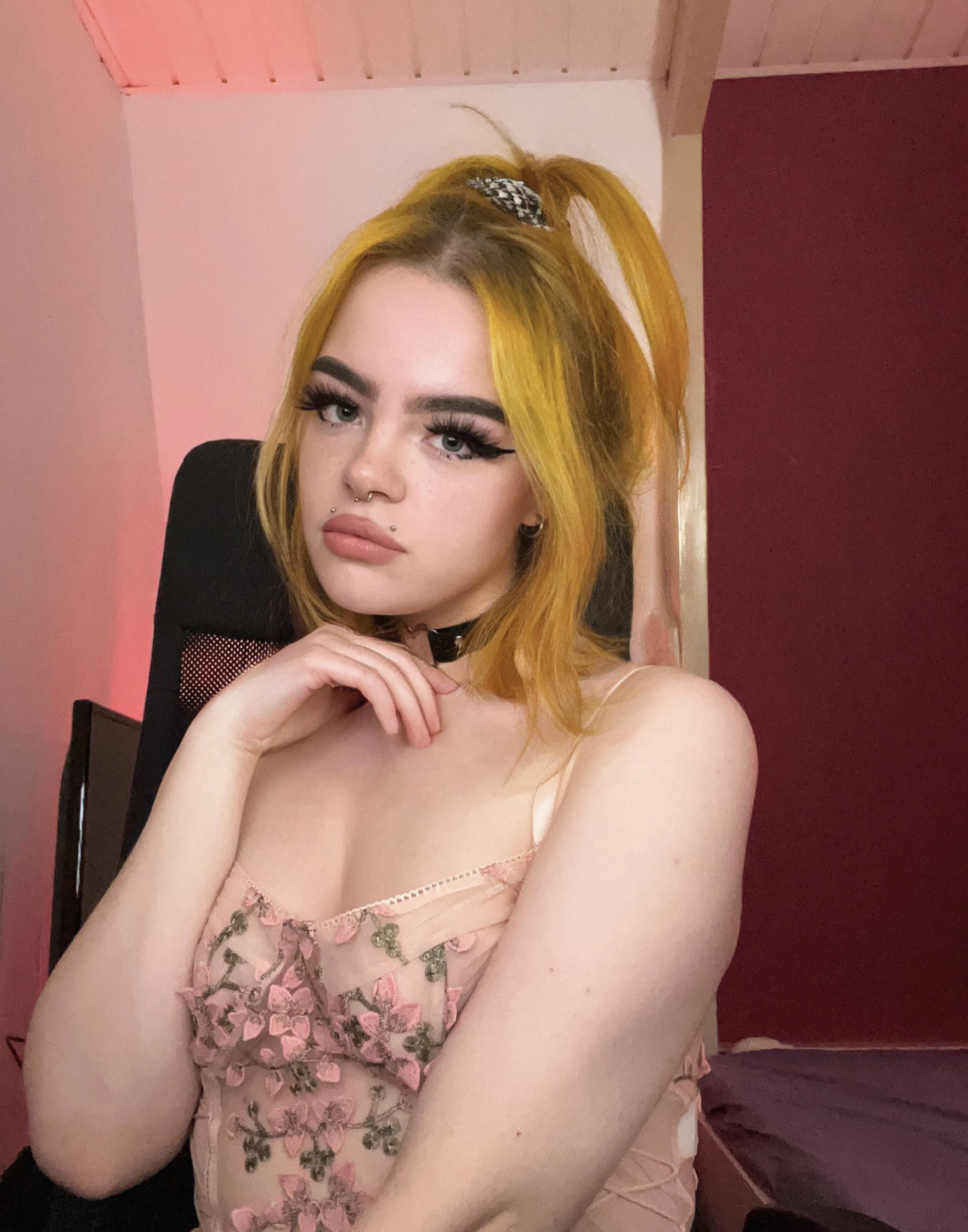 Come use me please 💕 | Scrolller