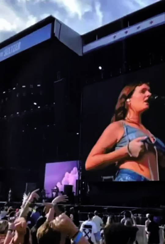 Showing Her Fans Some Love | Scrolller