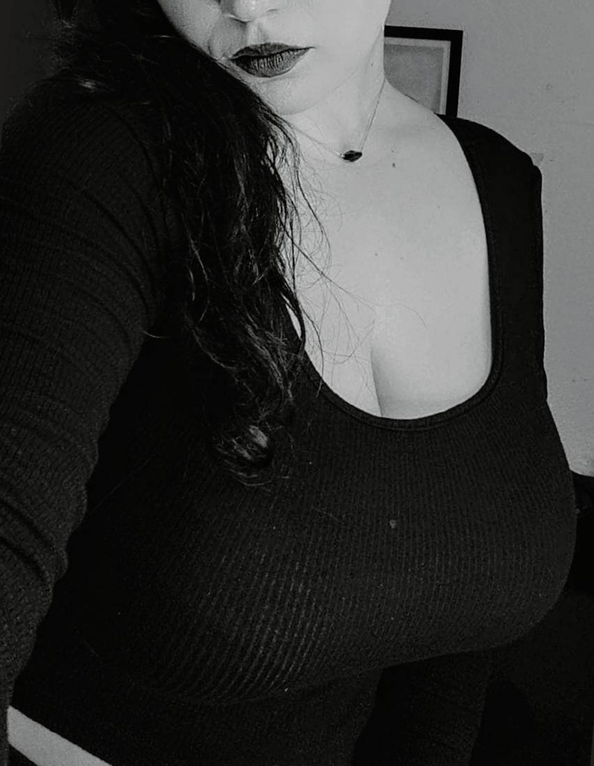 could you hold these for me? 👀 | Scrolller