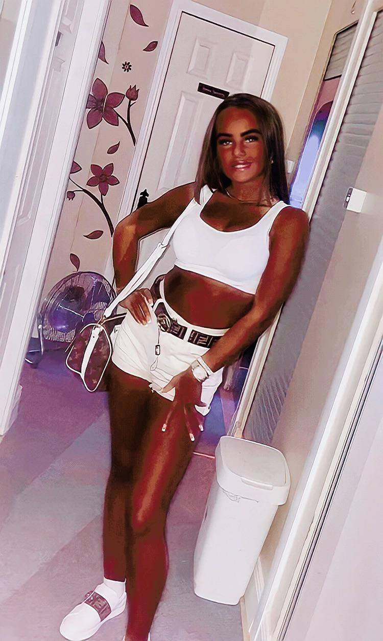 Courtney | Scrolller