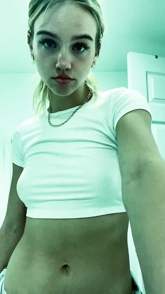 Crop Top Hottie | Scrolller