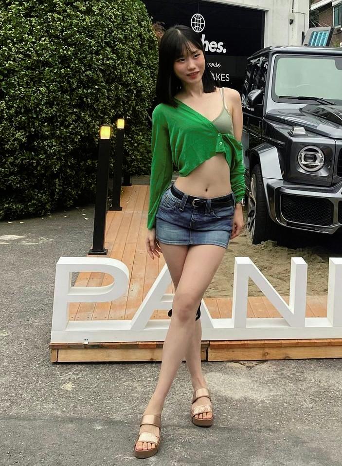 Cute and slender | Scrolller