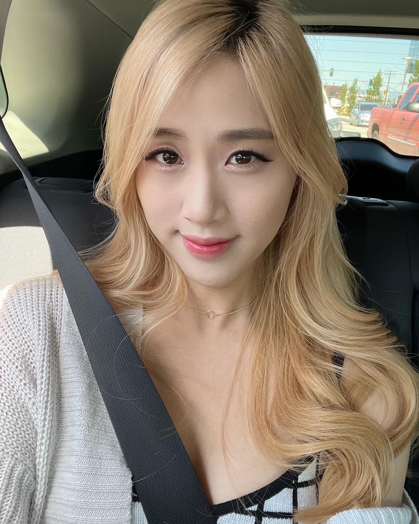 Cute blonde asian | Scrolller