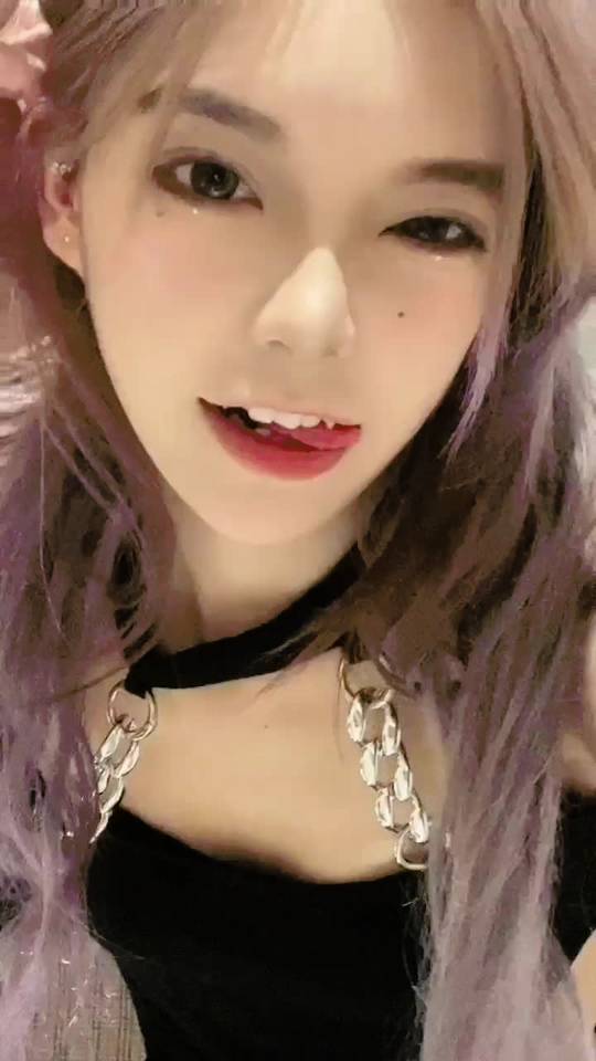 Cute fangs | Scrolller