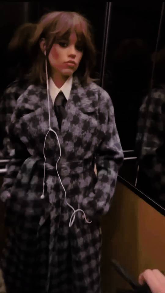 Cutie in the elevator | Scrolller