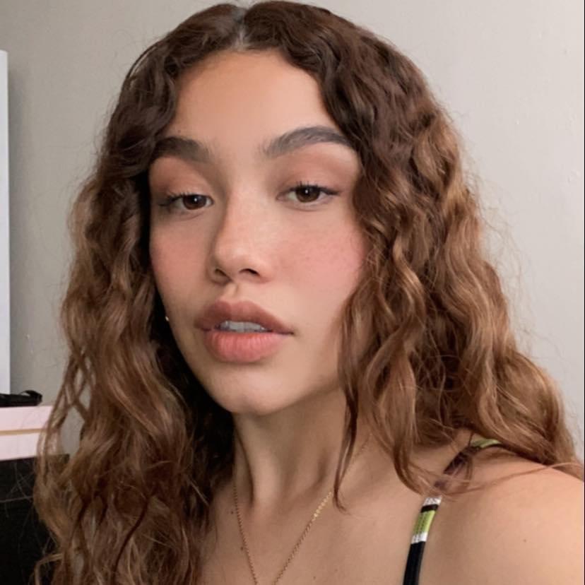 Damn the way her face just needs to be glazed in cum (it’s the mouth slight open look for me) 💦 ...