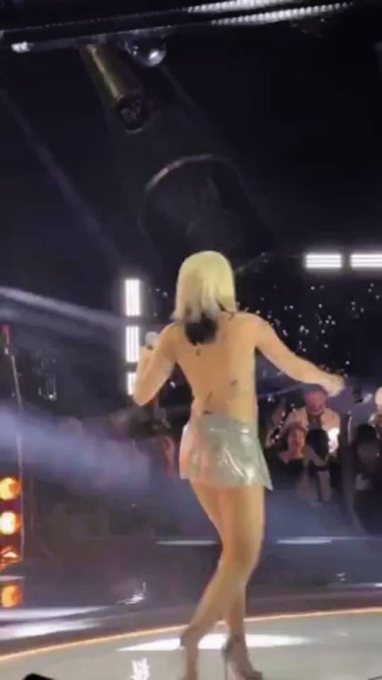 Dancing on stage | Scrolller