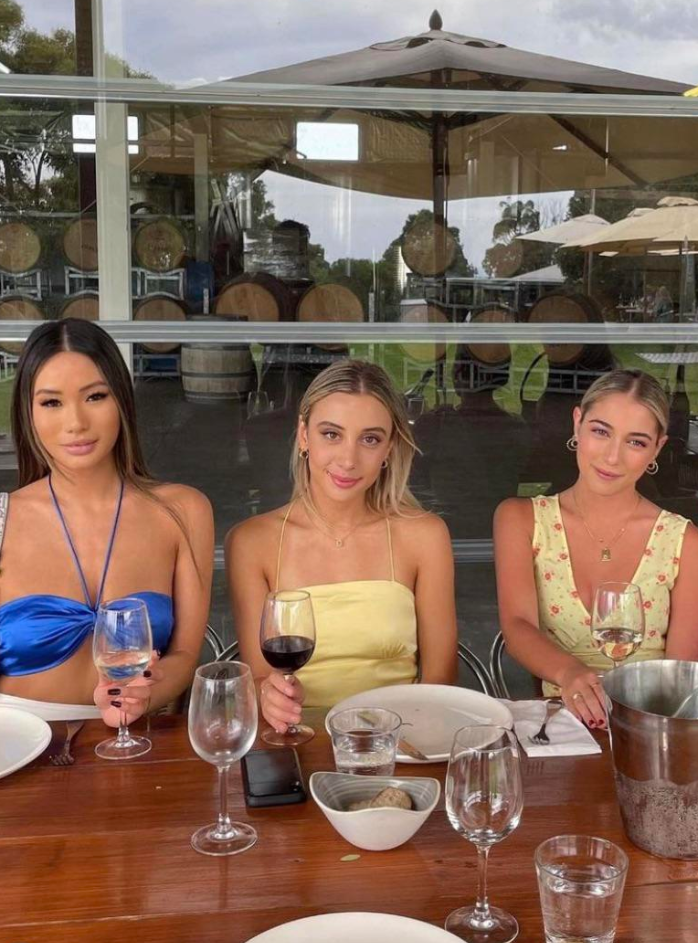 Dining girls | Scrolller