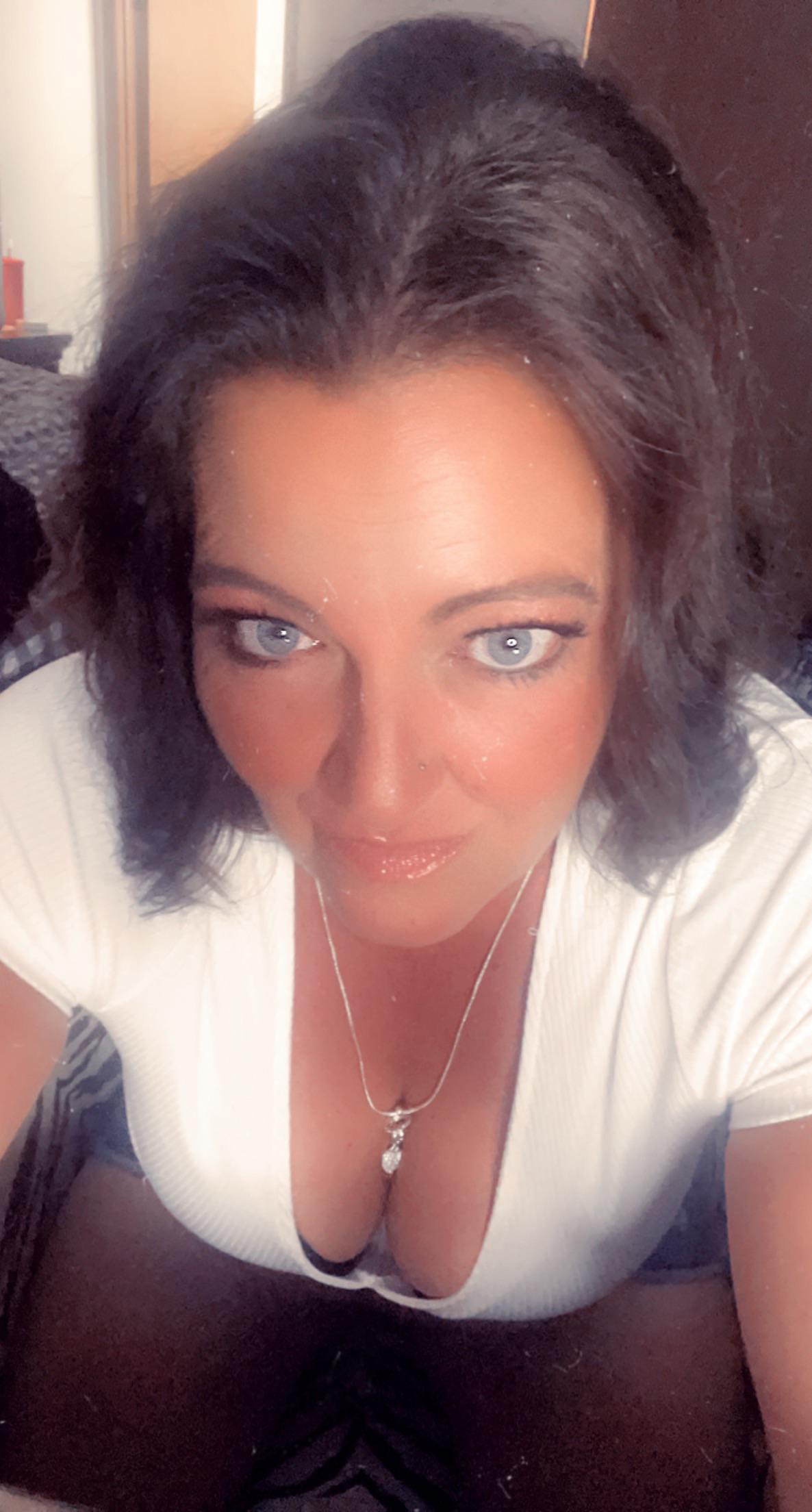 Do you like a woman with a curvy Mom Bod? 💋 🍑 | Scrolller