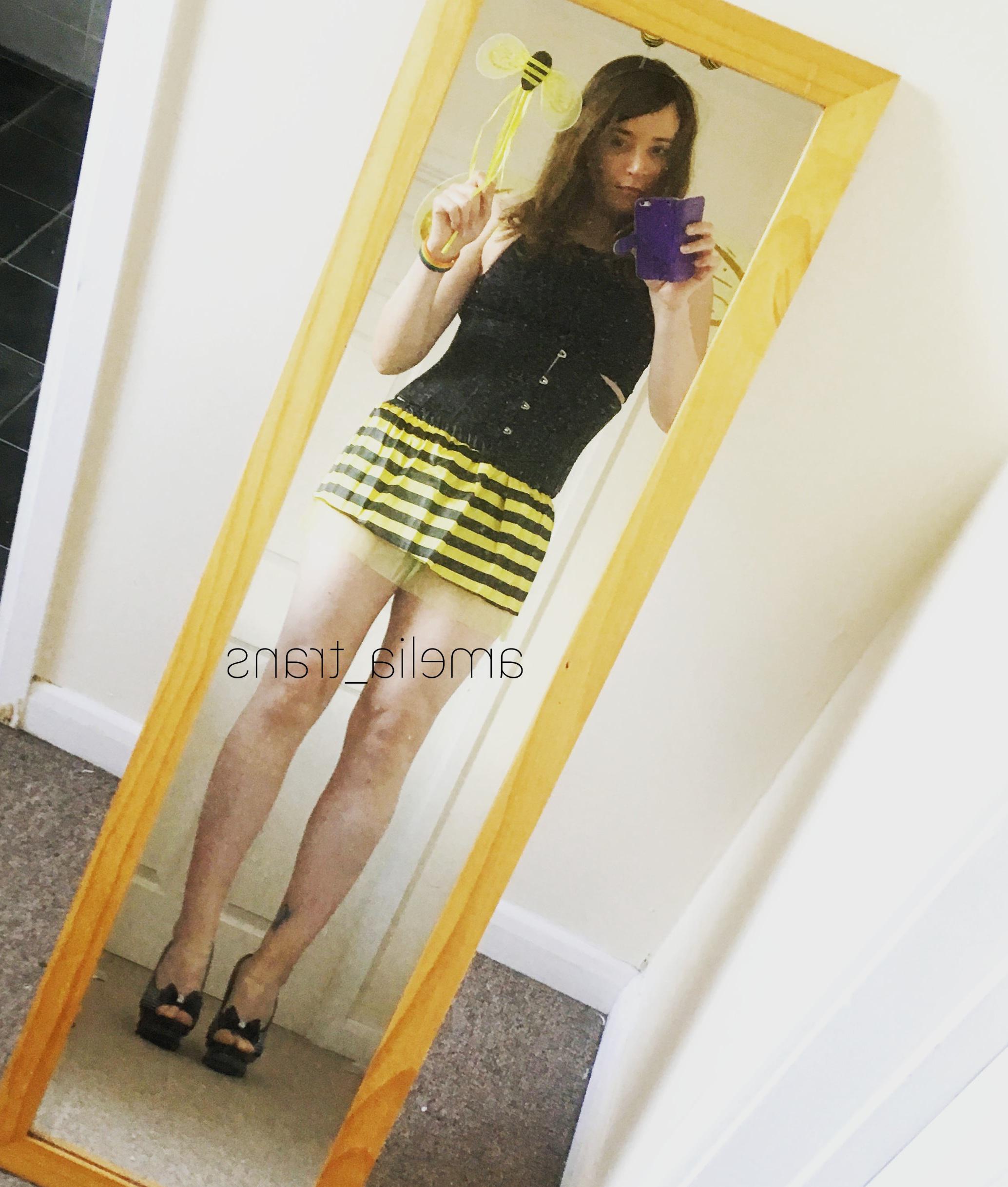 Do you like girls with a sting? 🐝 | Scrolller