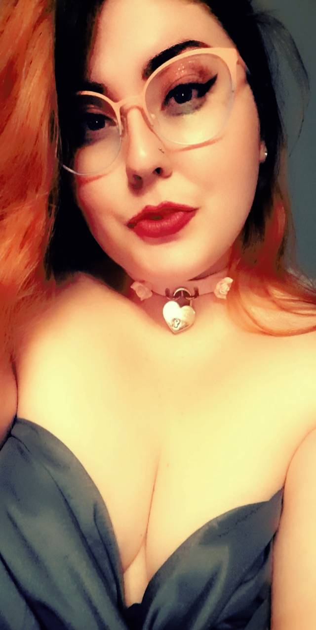 Do you like my collar? 💋 | Scrolller