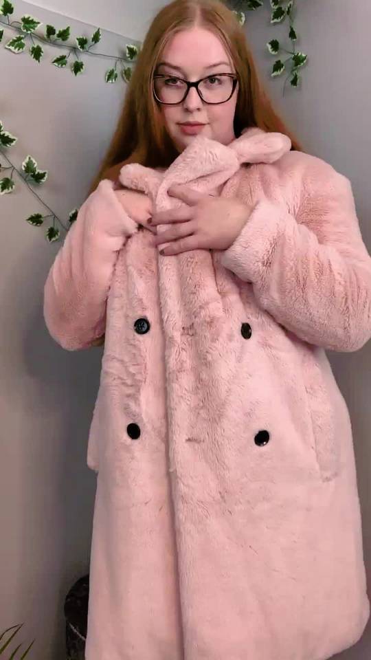 Do you like thick redheads in fluffy coats? | Scrolller