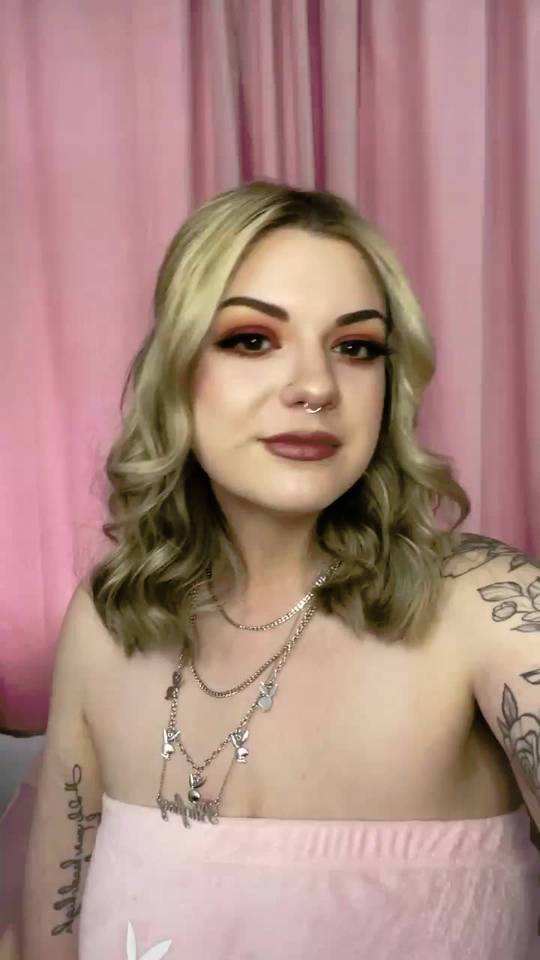 Do you think I’d make a good playmate? | Scrolller