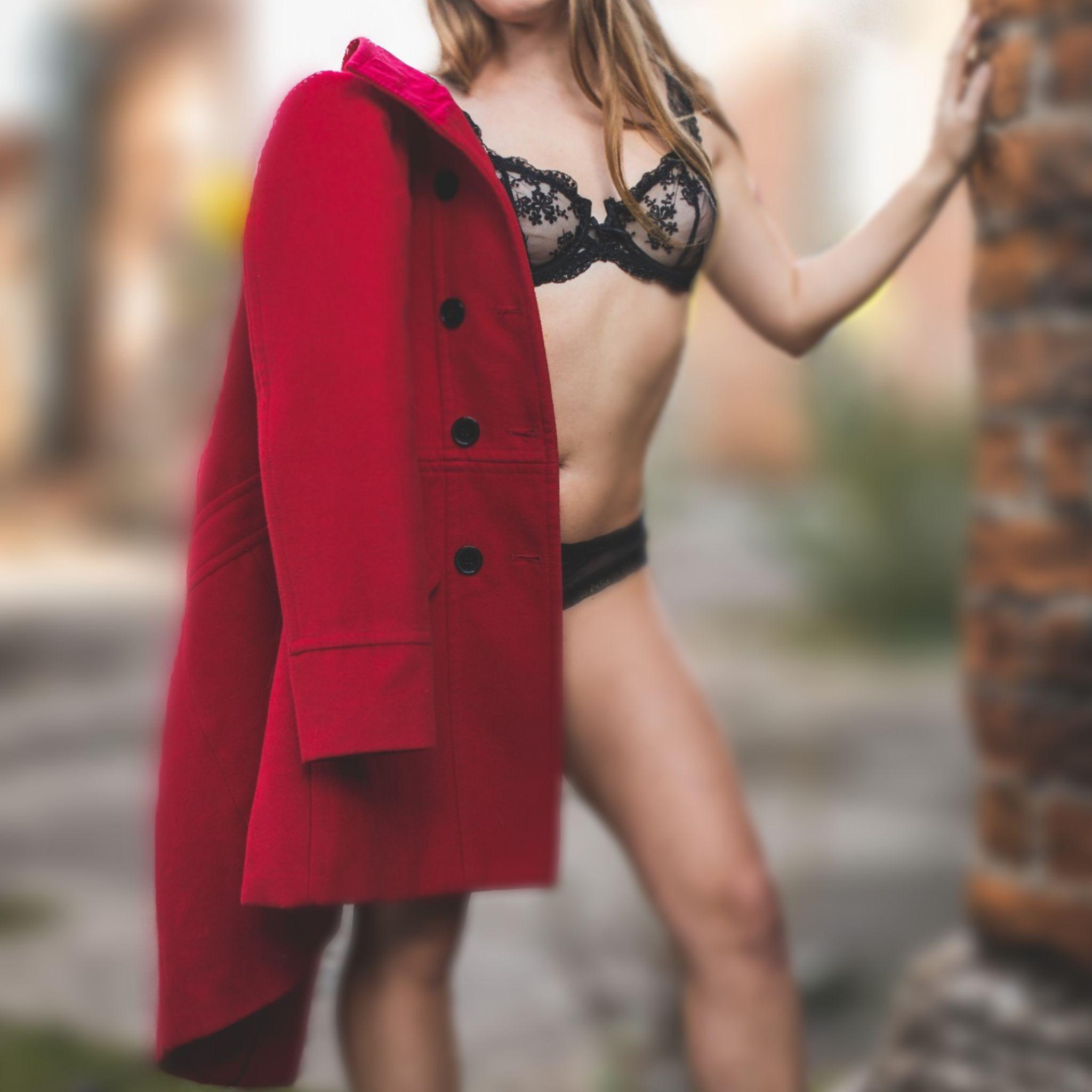 Does the pose look elegant with my red coat? | Scrolller